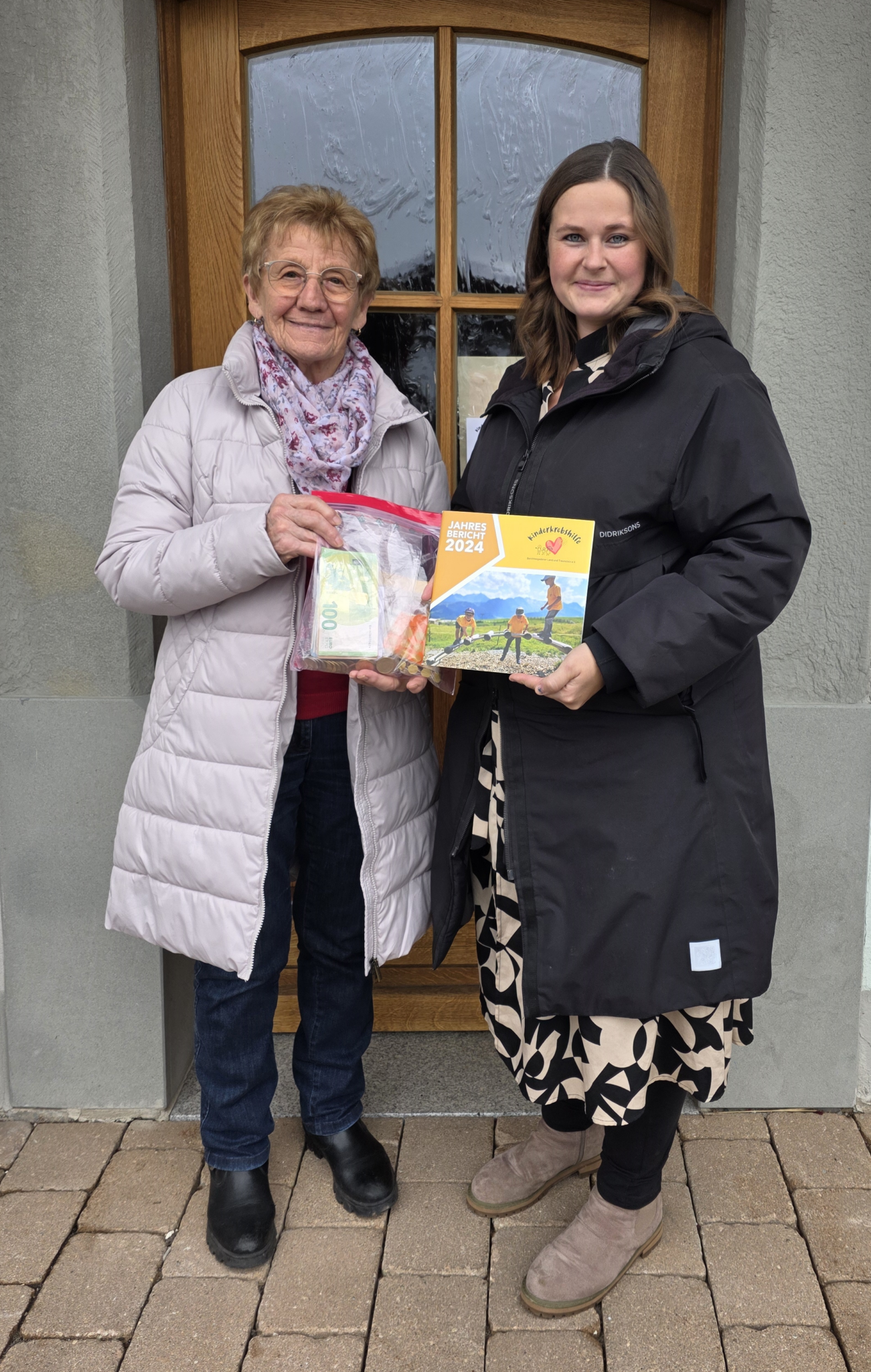 Lisa Schulz bastelt Armbänder zu Gunsten der Kinderkrebshilfe BGL + TS ...